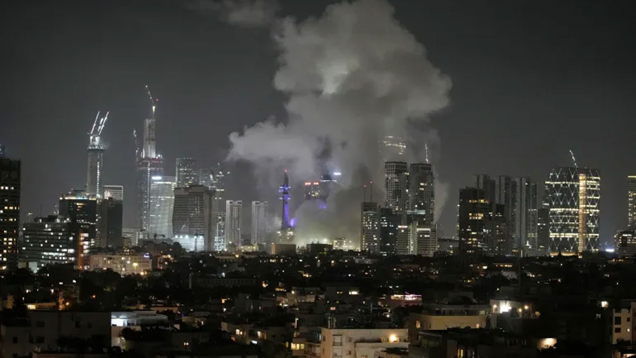 ইরানের পাল্টা ব্যাপক হামলা, ইসরাইলে জুড়ে সাইরেনের শব্দ | দৈনিক নয়া দিগন্ত